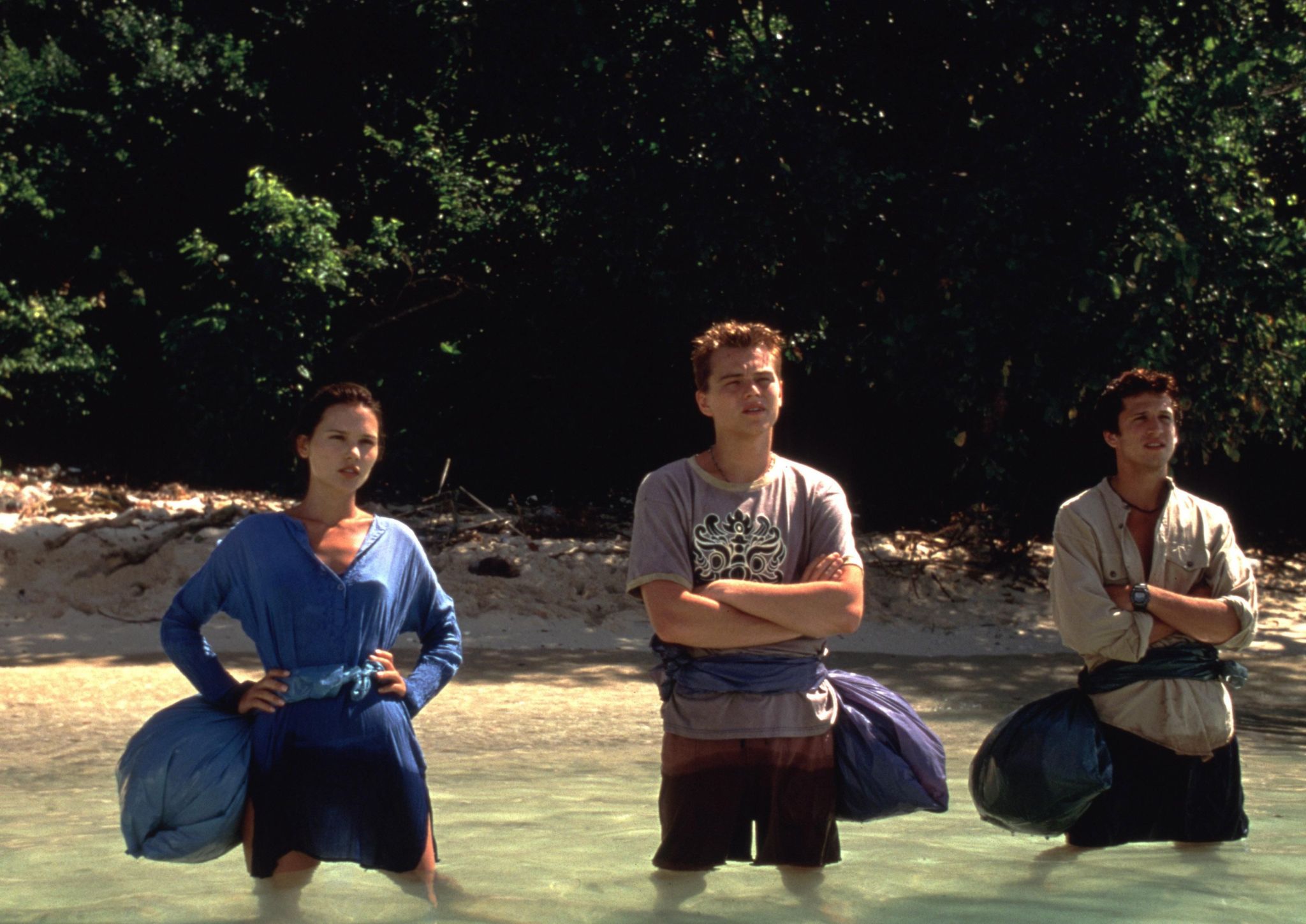 The Beach (2000): A Tropical Odyssey – Roses Have Thoughts